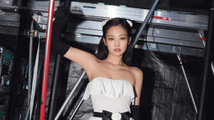 Potret Jennie BLACKPINK Pakai Hijab di Masjid Sheikh Zayed