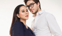 Aura Kasih Pamer Perut Buncit, Pose Bareng Suami Telanjang Dada Bikin Panas Dingin